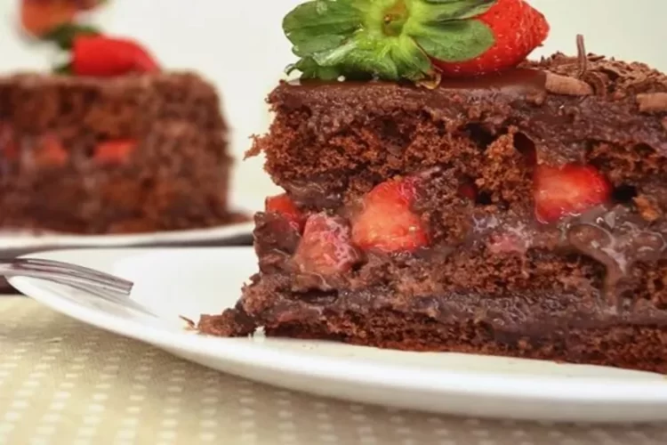 Bolo de Chocolate Recheado Com Morango